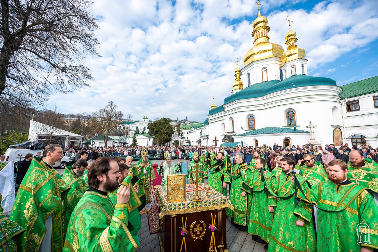 У Вербну неділю Предстоятель очолив святкове богослужіння на площі у